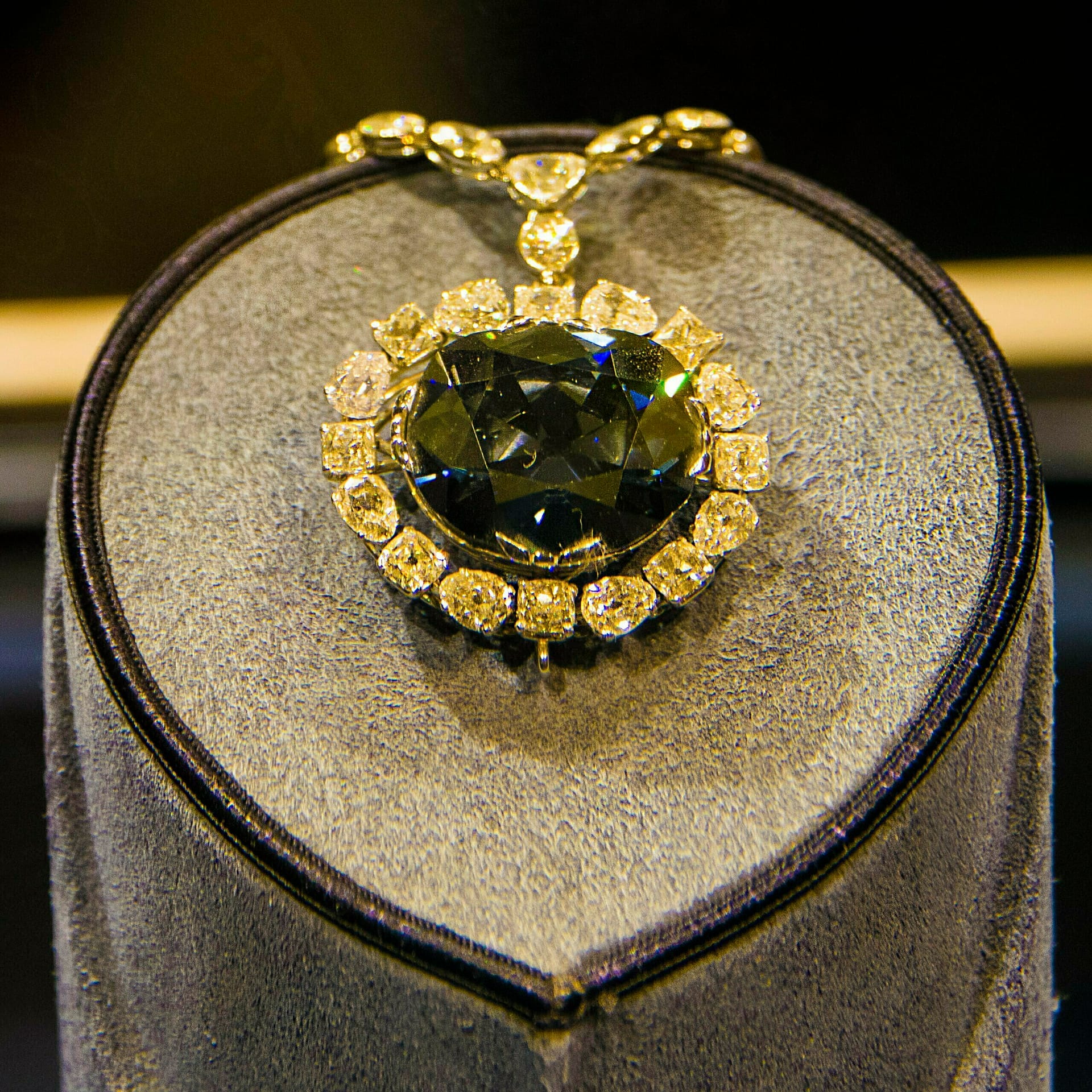Enjoy the legendary blue gemstone “Hope Diamond” at the Smithsonian ...